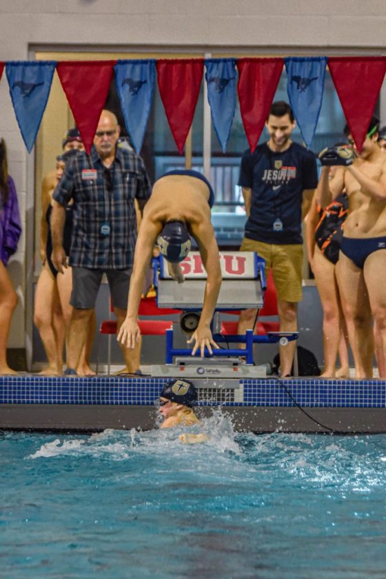 Jesuit Swimming and Diving Achieves Early Success! // The Roundup